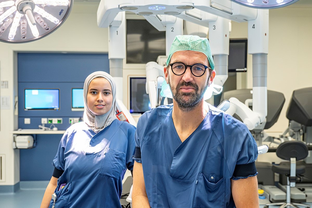 AI model gives first-ever predictive advice during surgery - Ad Valvas